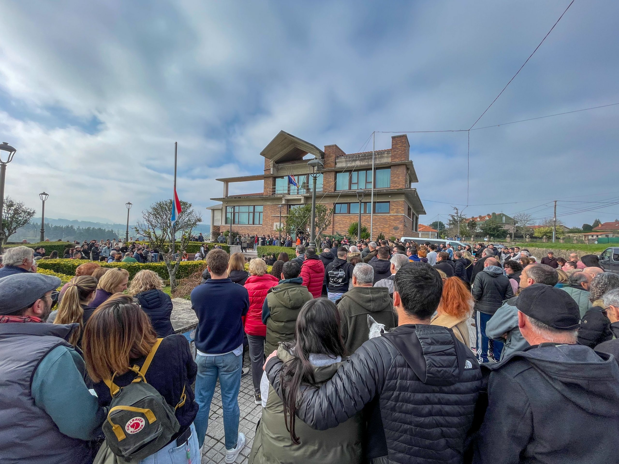 Multitudinaria y emotiva concentración de cinco minutos de silencio en ...