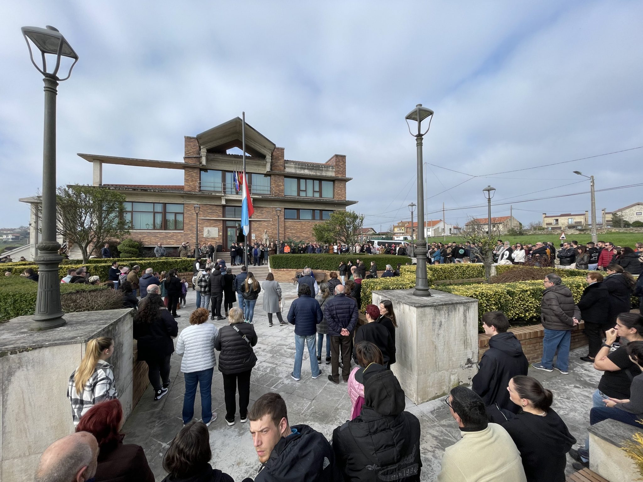 Multitudinaria y emotiva concentración de cinco minutos de silencio en ...